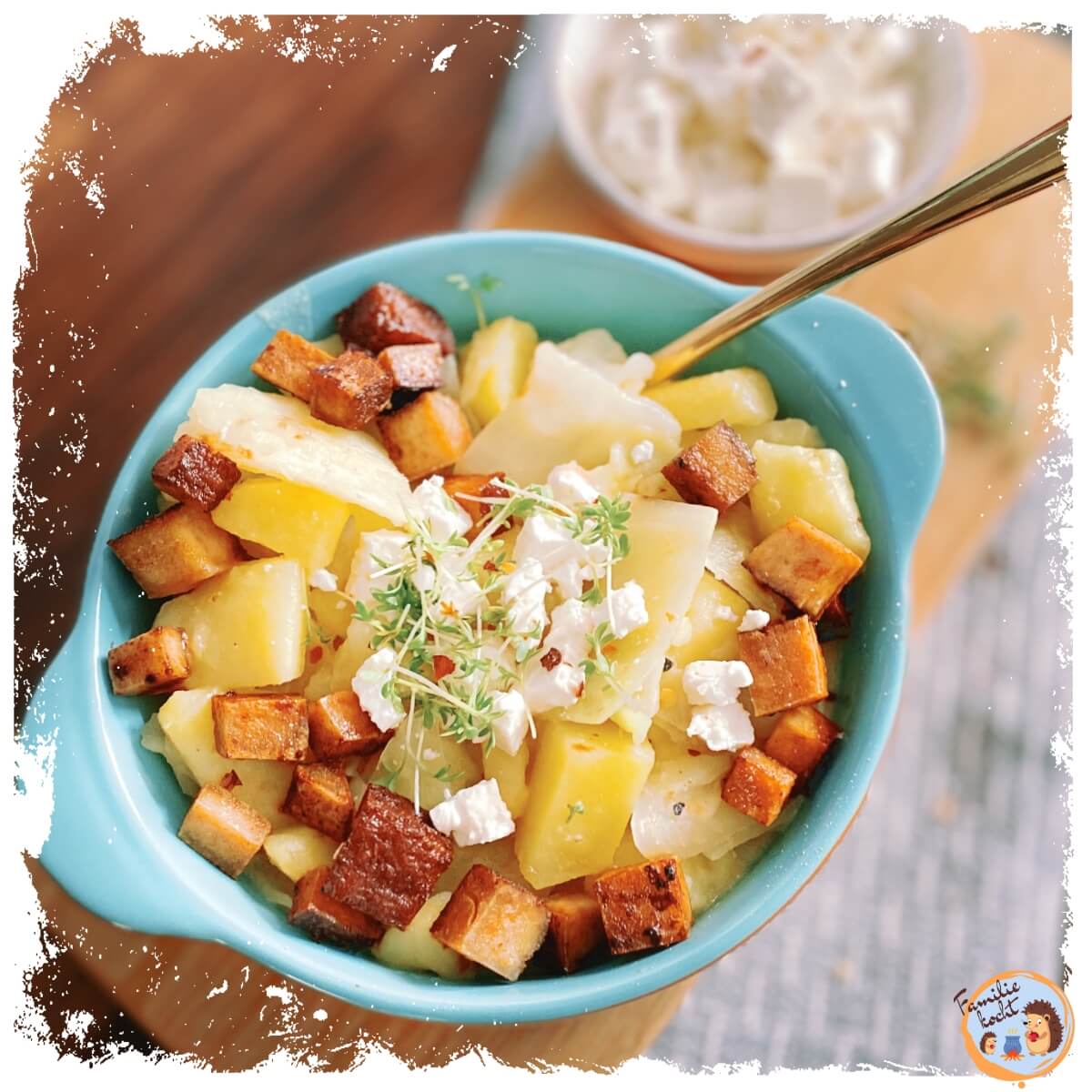 Herzhafte Weißkohl Pfanne mit Räuchertofu und Kartoffeln
